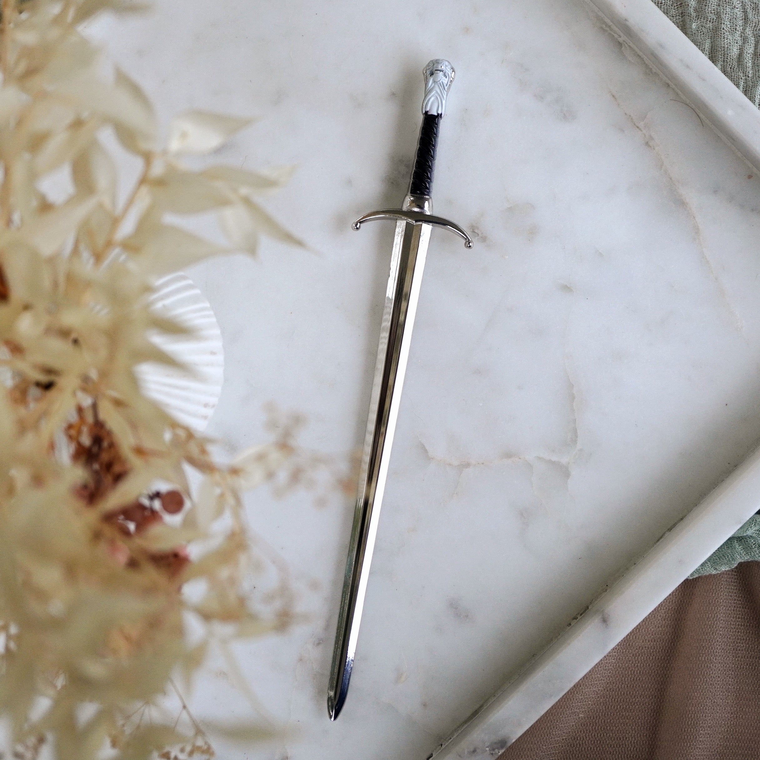 Longclaw Hair Sword – Lassoed Moon